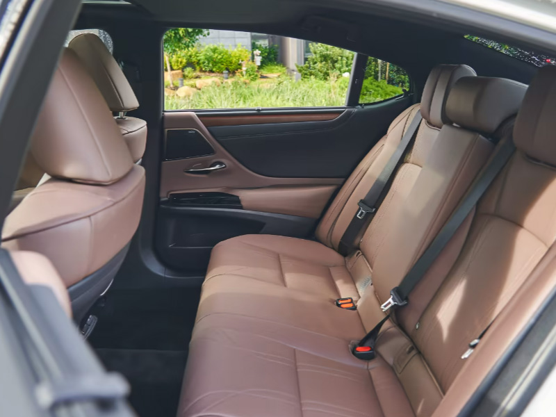 Lexus ES Airport Transfer Melbourne with Meet & Greet